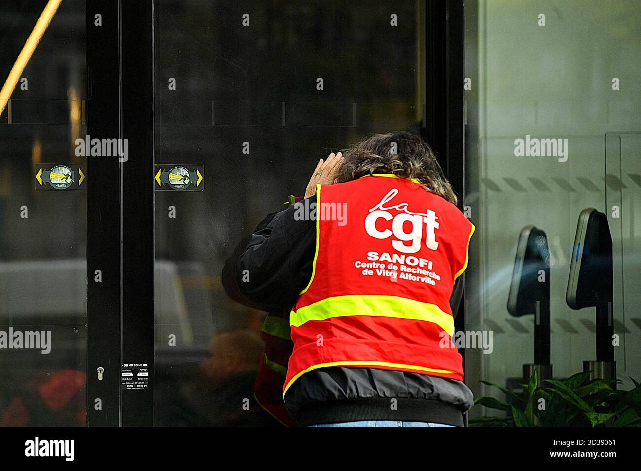 The inter-union union calls for a rally in front of La Maison Sanofi to ...