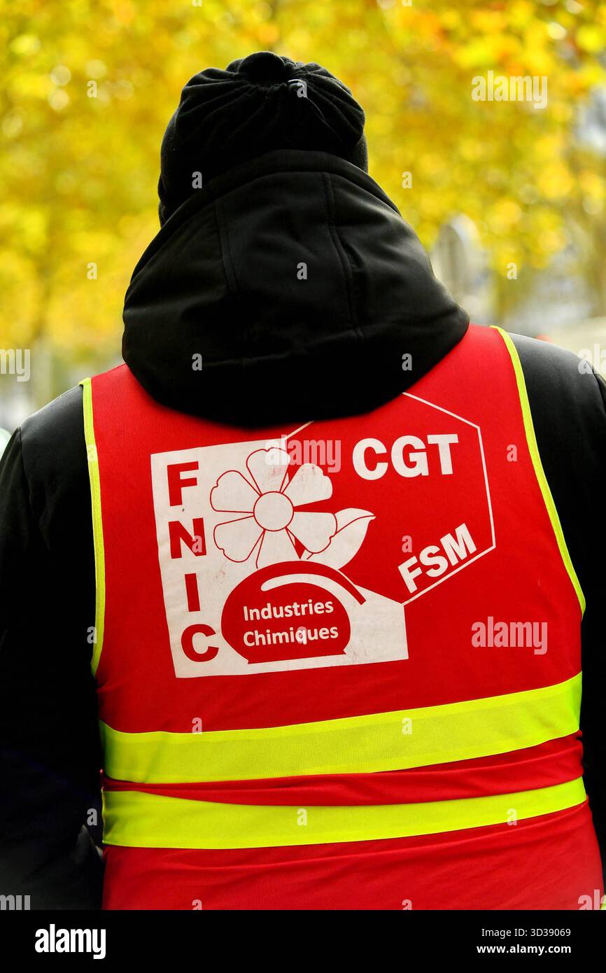 The inter-union union calls for a rally in front of La Maison Sanofi to ...