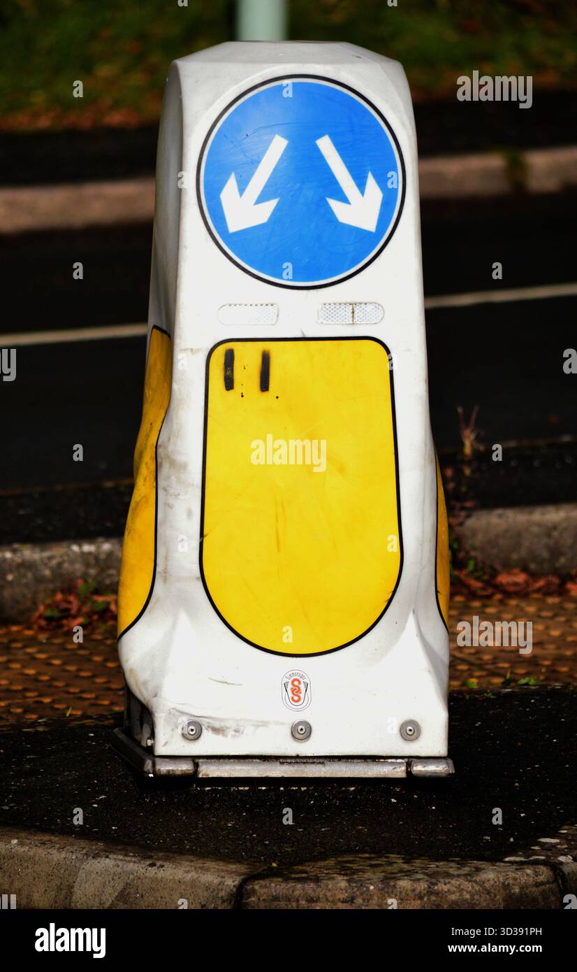 Pass either side bollard hi-res stock photography and images - Alamy