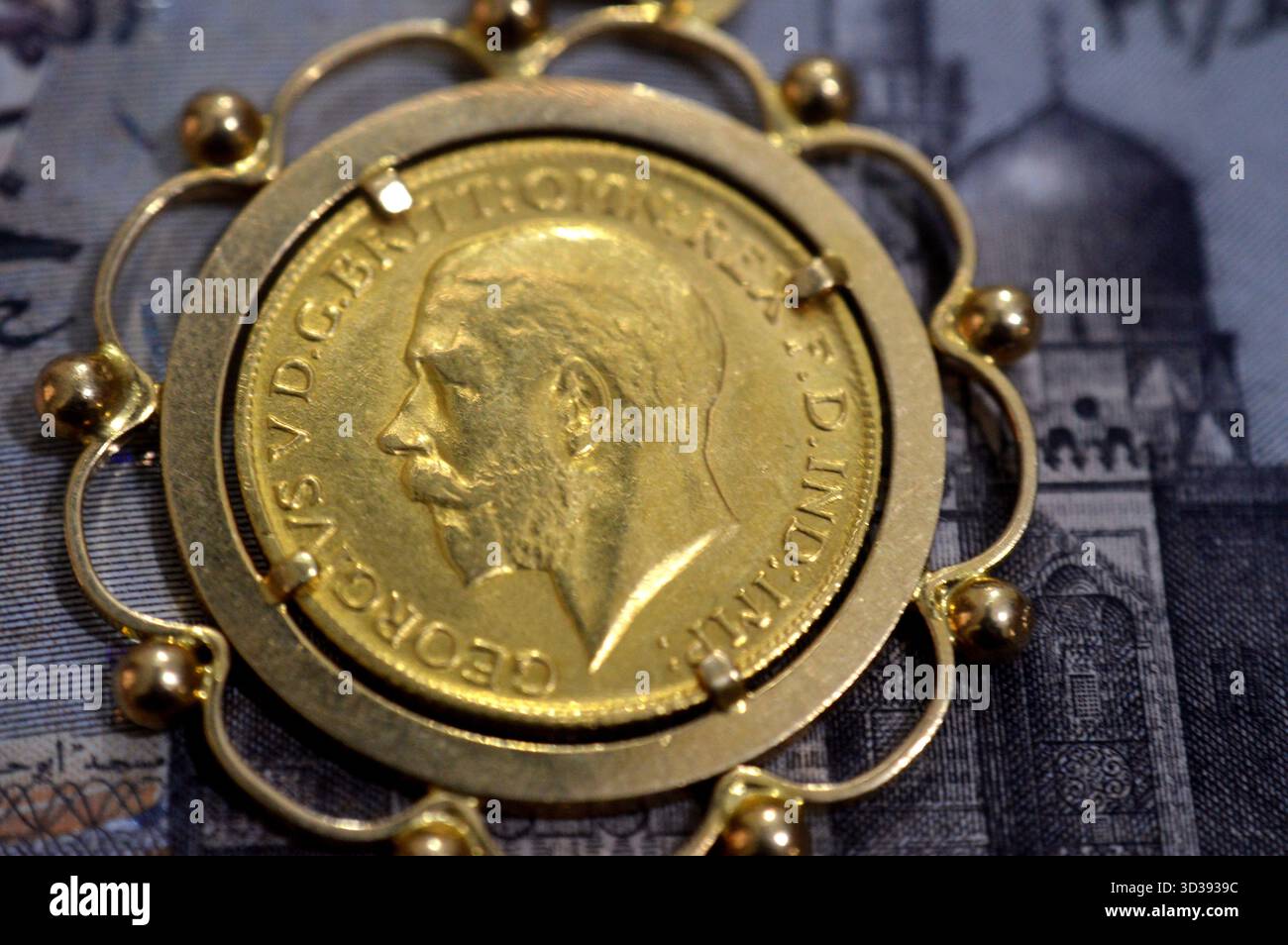 EGP Egyptian pounds money and obverse side of King George V gold ...
