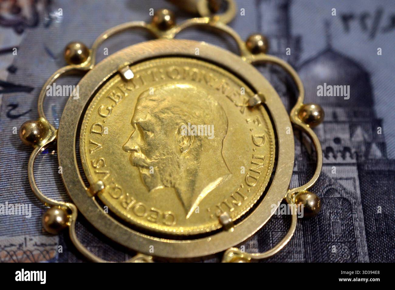 EGP Egyptian pounds money and obverse side of King George V gold ...