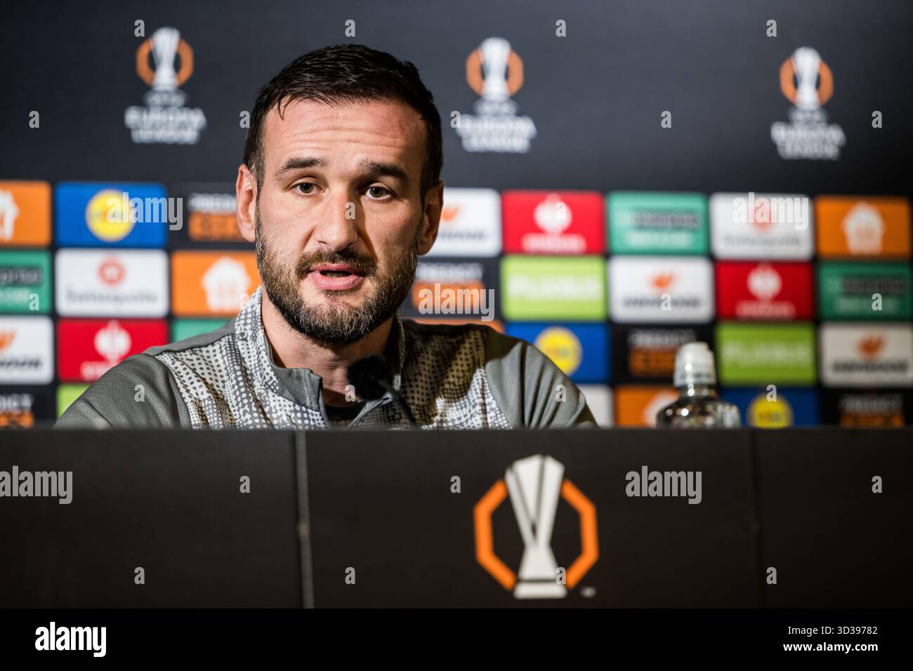 251105 Head coach Anes Mravac during a UEFA Europa League press ...