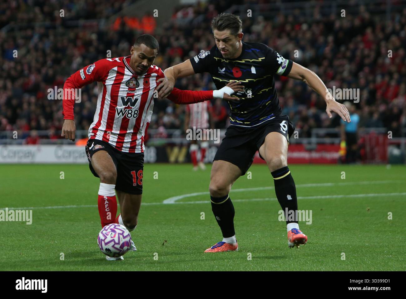 Wilson Isidor Of Sunderland holds off James Tarkowski of Everton during ...
