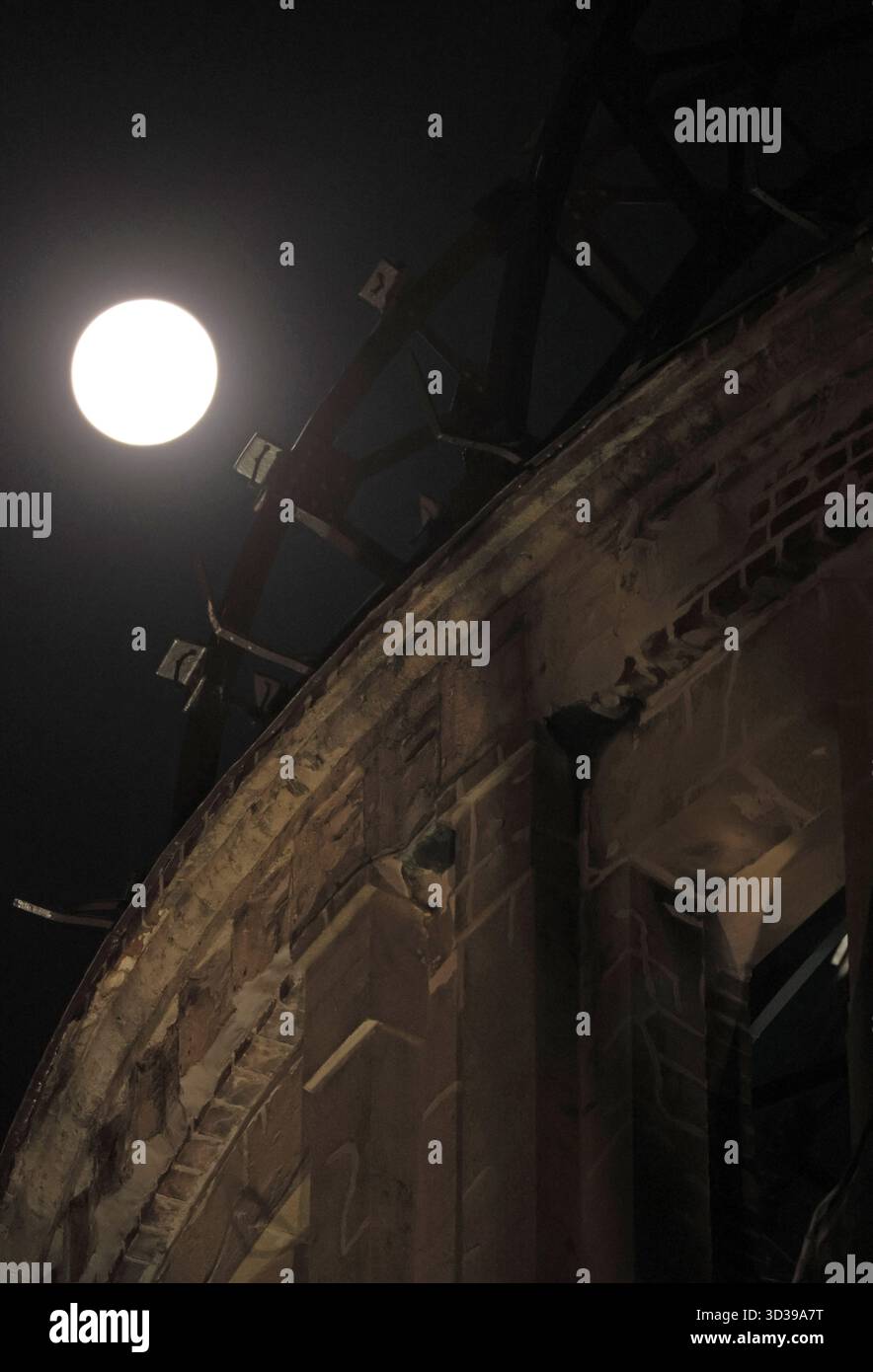 The photo shows the largest full moon of the year, a "supermoon ...