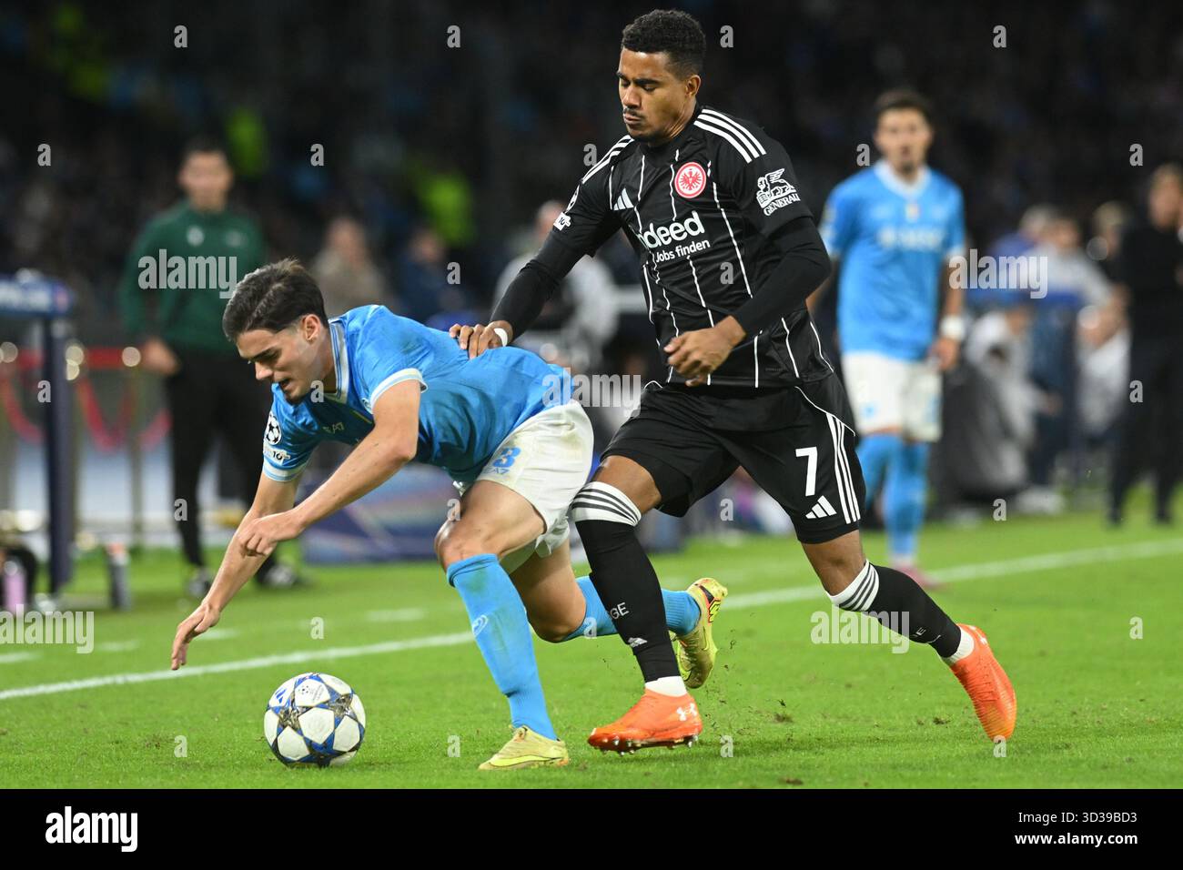 Miguel Gutierrez of SSC Napoli competes for the ball with Ansgar Knauff ...