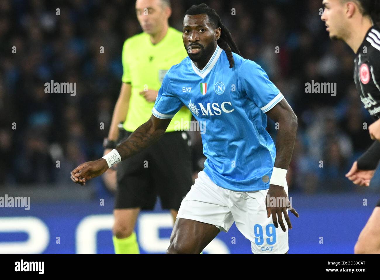 Andre Frank Zambo Anguissa of SSC Napoli look on during the Uefa ...