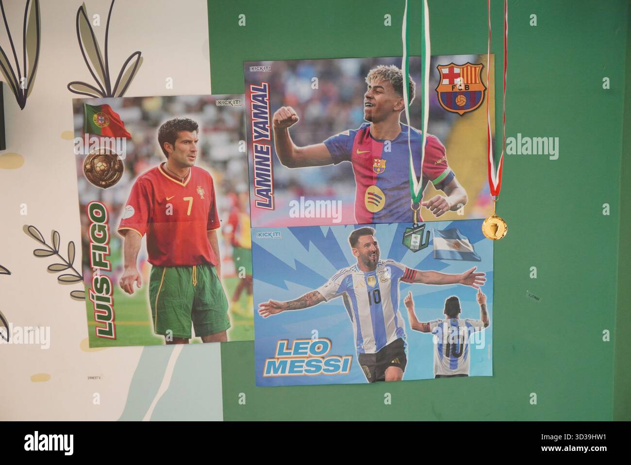 Messi celebration world cup trophy hi-res stock photography and images ...