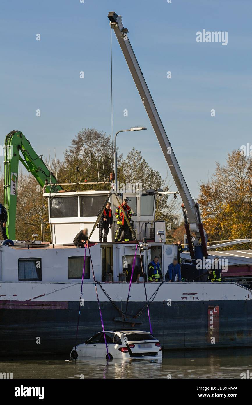 05 November 2025, Saxony-Anhalt, Bülstringen: A car is standing on a ...