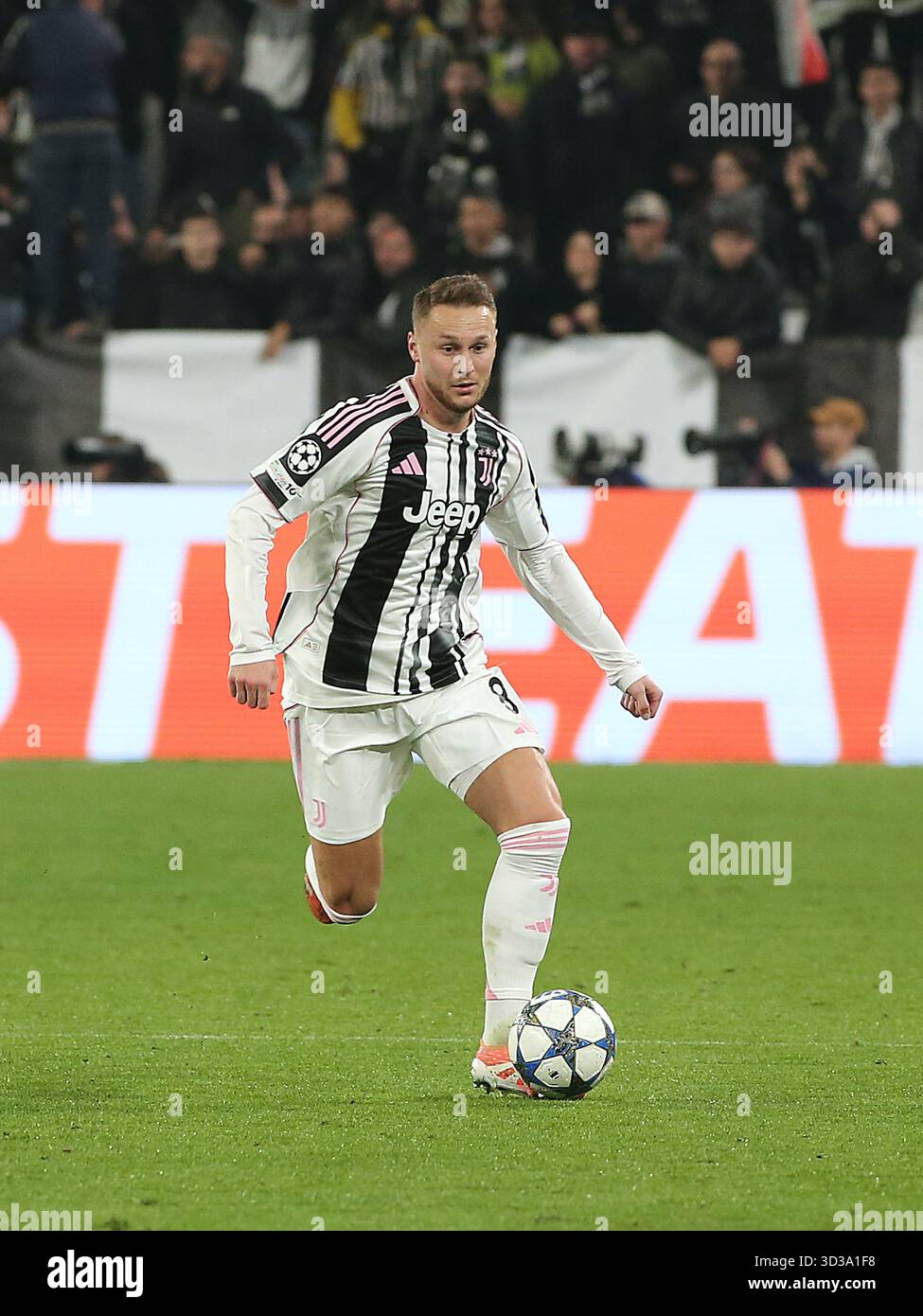 Teun Koopmeiners (Juventus FC) controls the ball during Juventus FC vs ...
