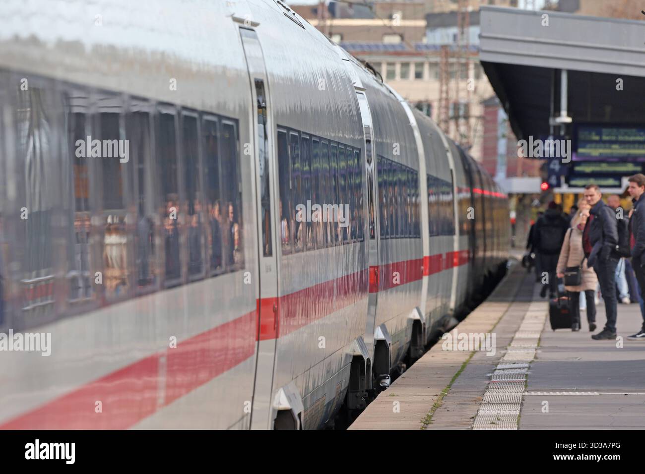 Fernverkehr mit der Bahn Ein ICE durchquert das Ruhrgebiet am ...