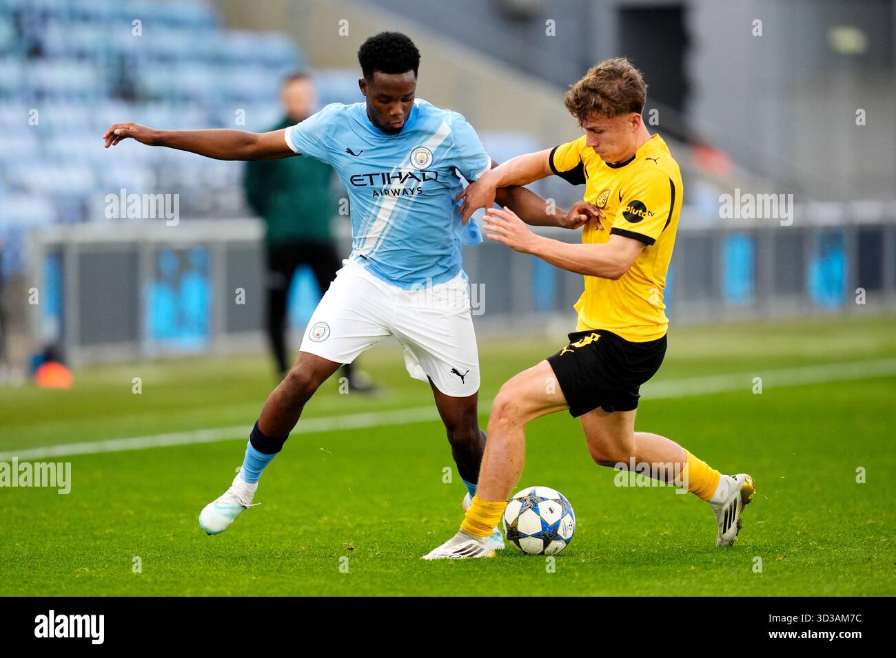 Manchester City's Justin Oboavwoduo and Borussia Dortmund's Tim Degener ...