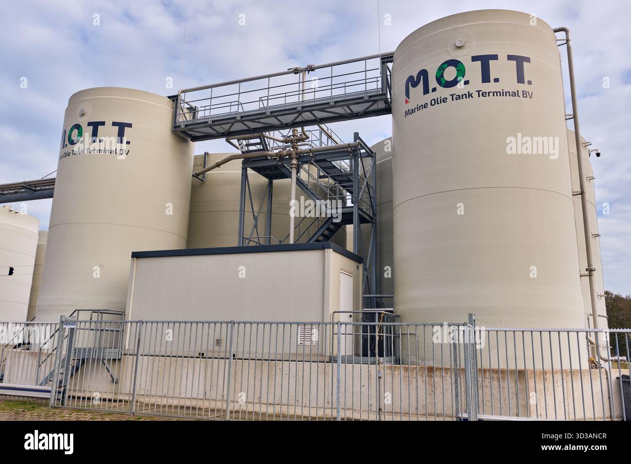 Marine olie tank terminal hi-res stock photography and images - Alamy