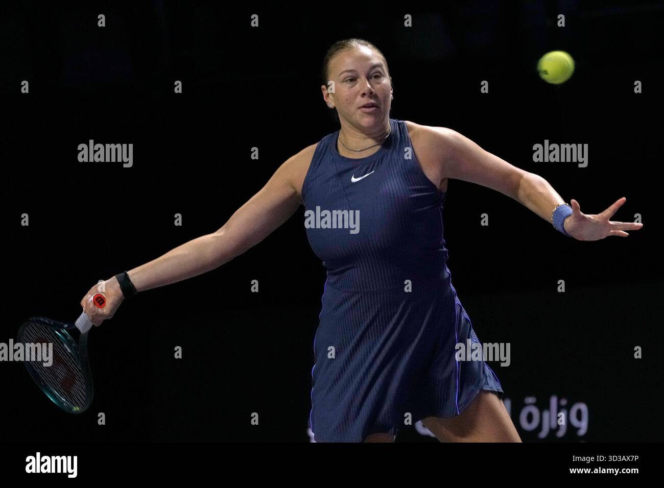 Amanda Anisimova of the United States hits a forehand against Iga ...
