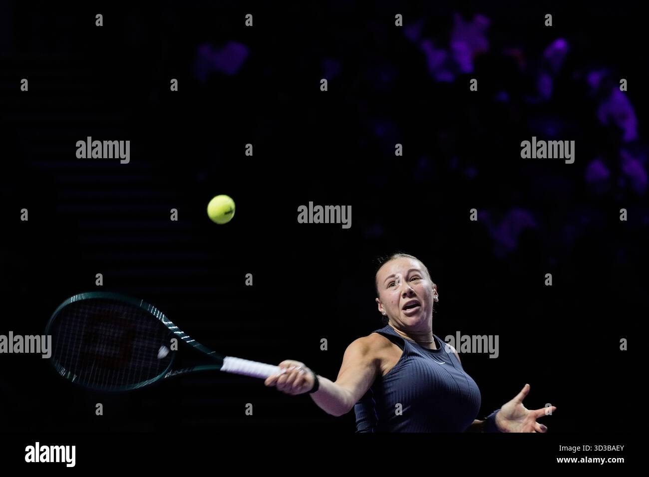 Amanda Anisimova of the United States hits a forehand against Iga ...
