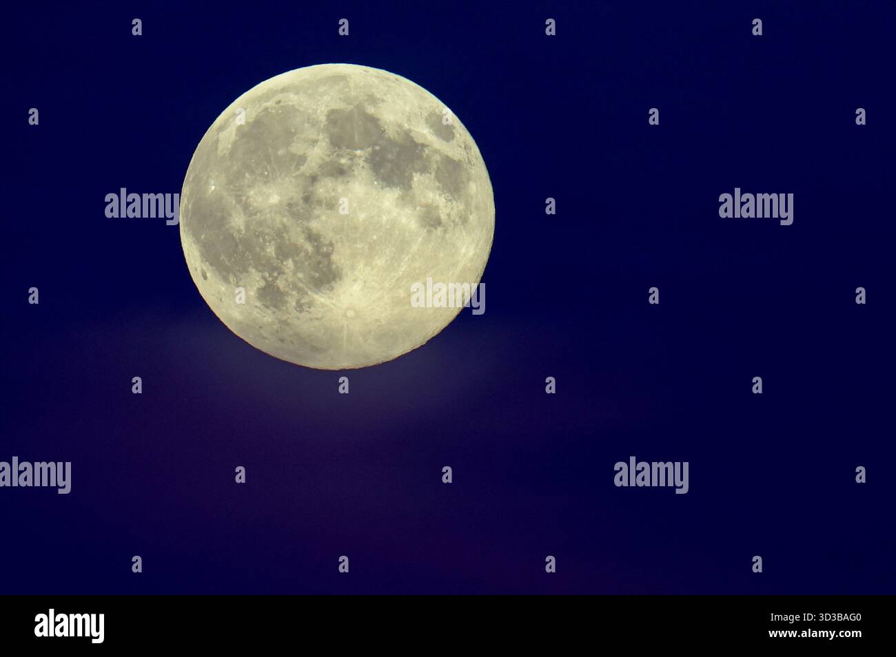 05 November 2025, Saxony, Leipzig: The so-called supermoon rises over ...