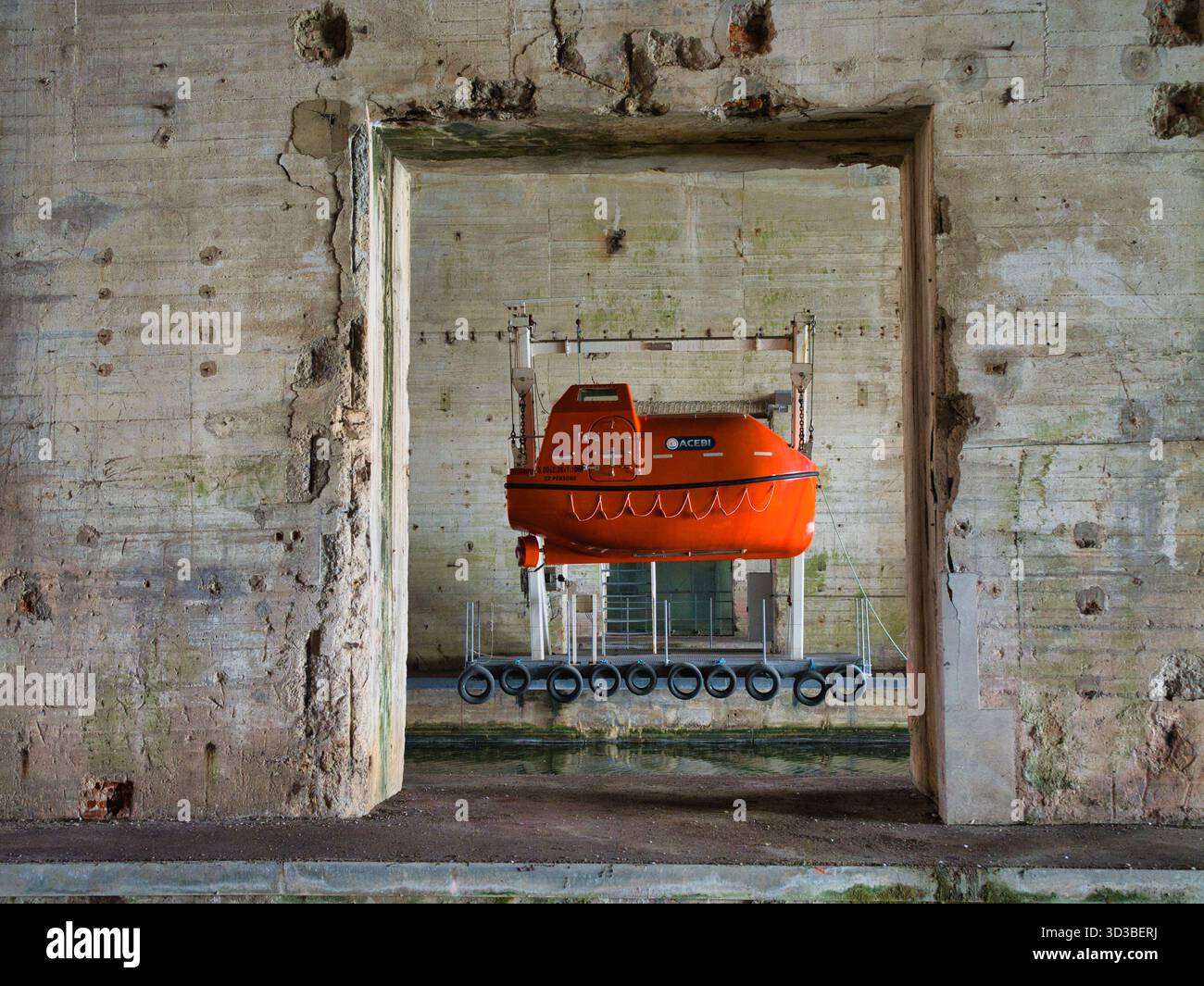 War scarred walls hi-res stock photography and images - Alamy