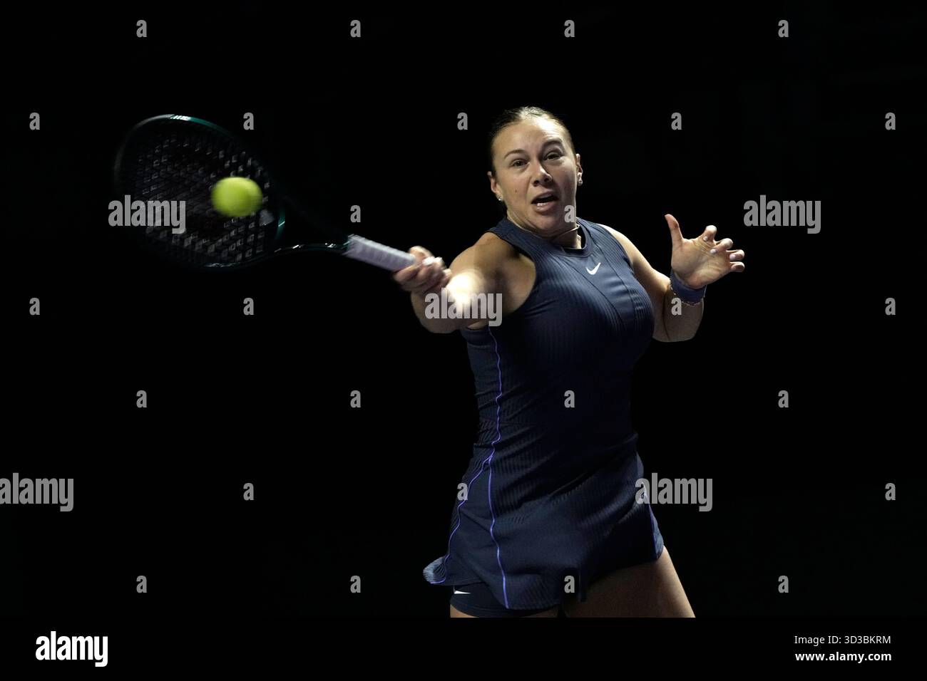Amanda Anisimova of the United States hits a forehand against Iga ...