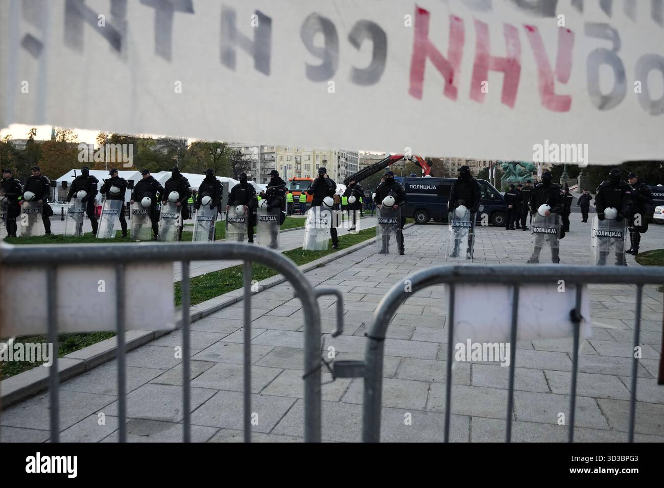 Serbian police in riot gear separate rival crowds of opponents and ...