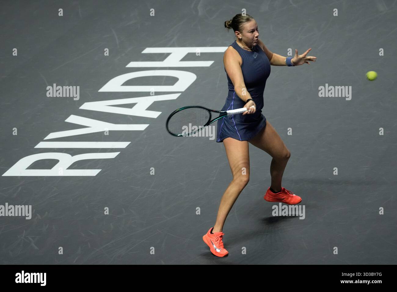 Amanda Anisimova of the United States returns the ball to Iga Swiatek ...