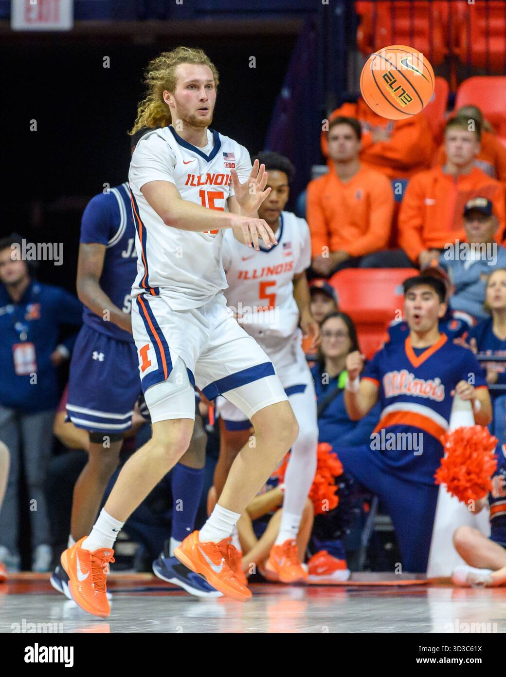 Illinois' Jake Davis passes during an NCAA college basketball game ...