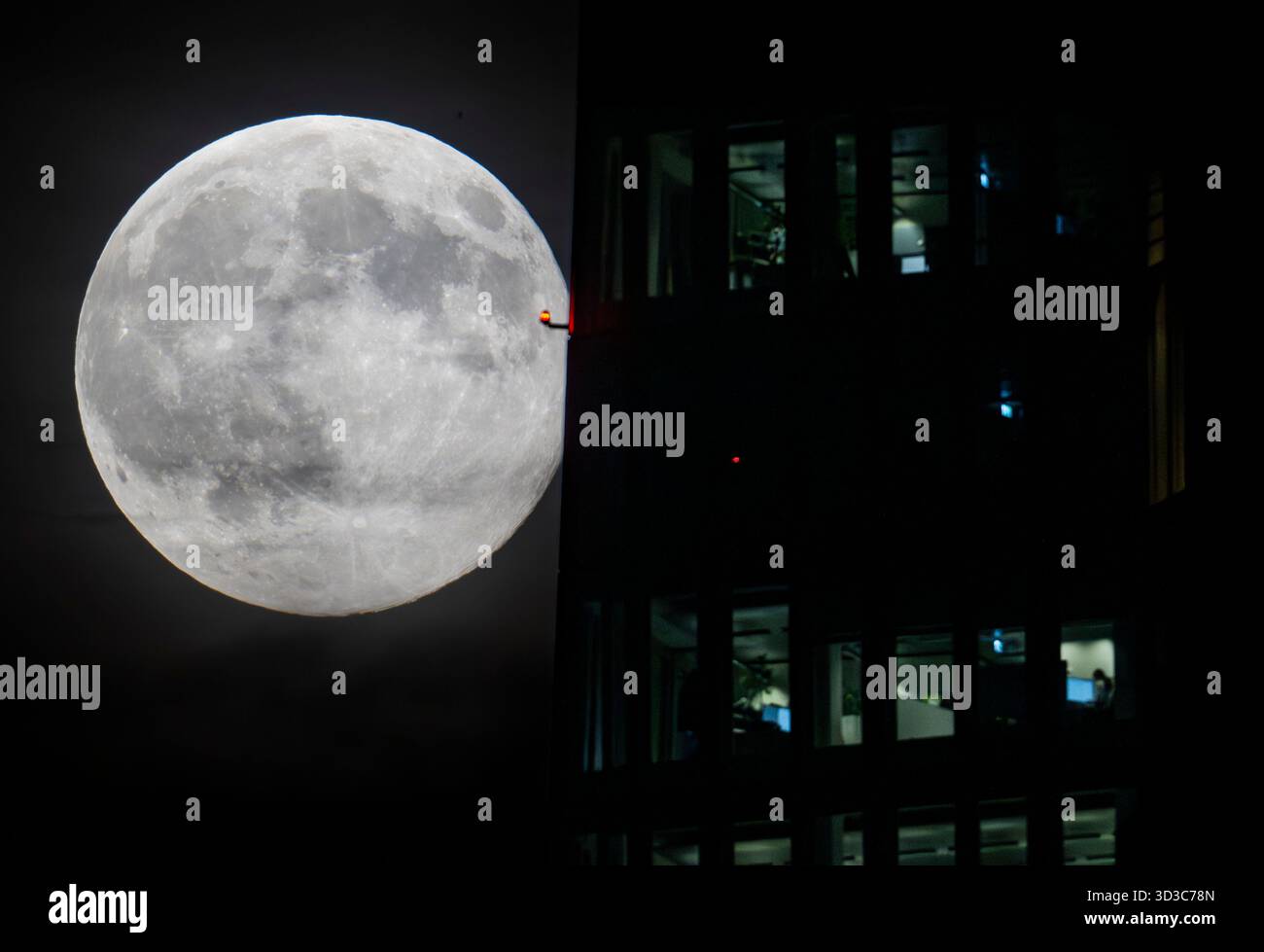 05 November 2025, Hesse, Frankfurt/Main: The full moon stands next to ...