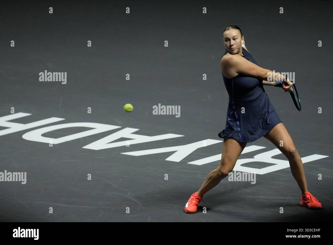 Amanda Anisimova of the United States returns the ball to Iga Swiatek ...
