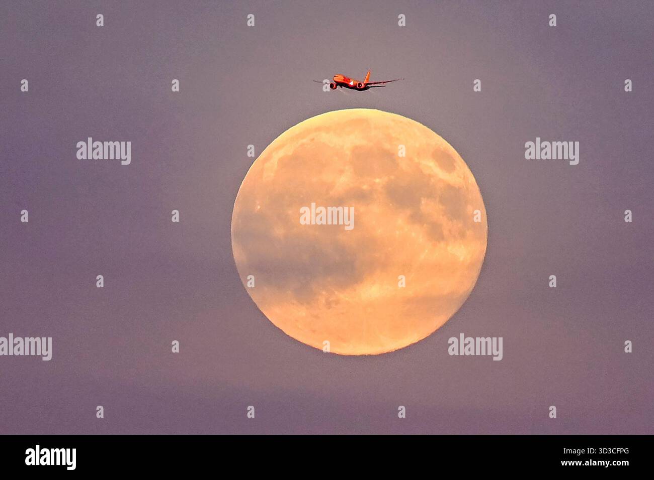 05 November 2025, Saxony, Leipzig: An airplane flies over Leipzig ...