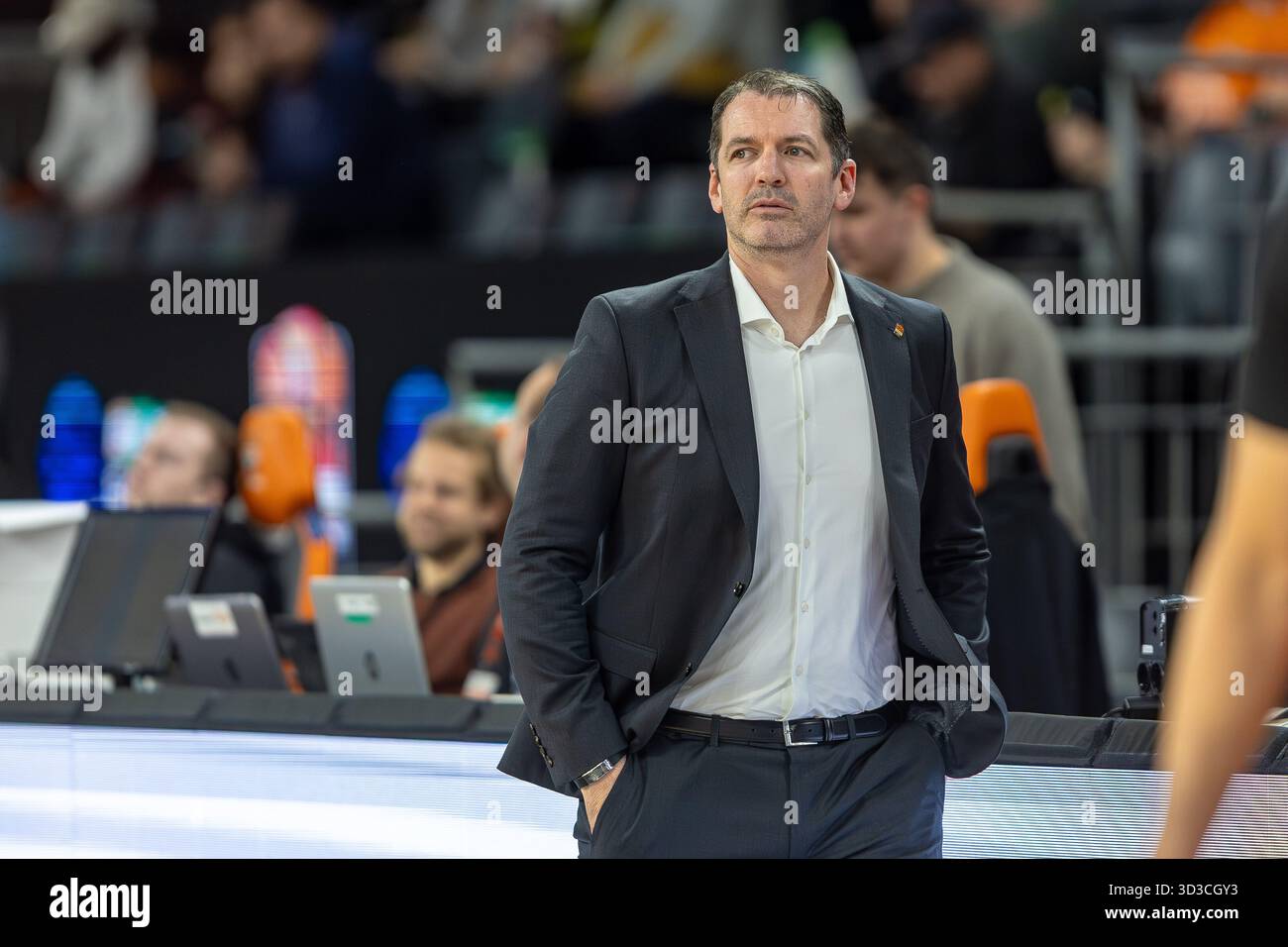 Ty Harrelson (Ratiopharm Ulm, Chef-Trainer) Portrait Haende in Tasche ...