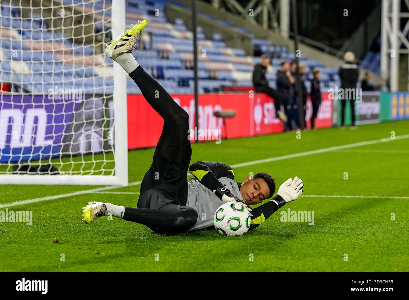 LONDON, ENGLAND - NOVEMBER 5: Goalkeeper Rome-Jayden Owusu-Oduro of AZ ...