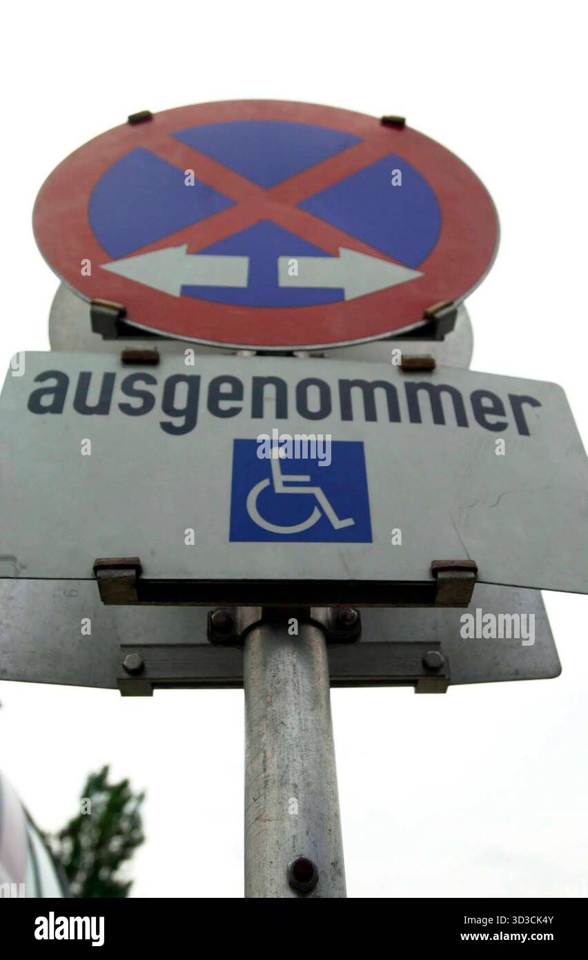 handicapped or disabled parking space traffic sign with wheelchair ...