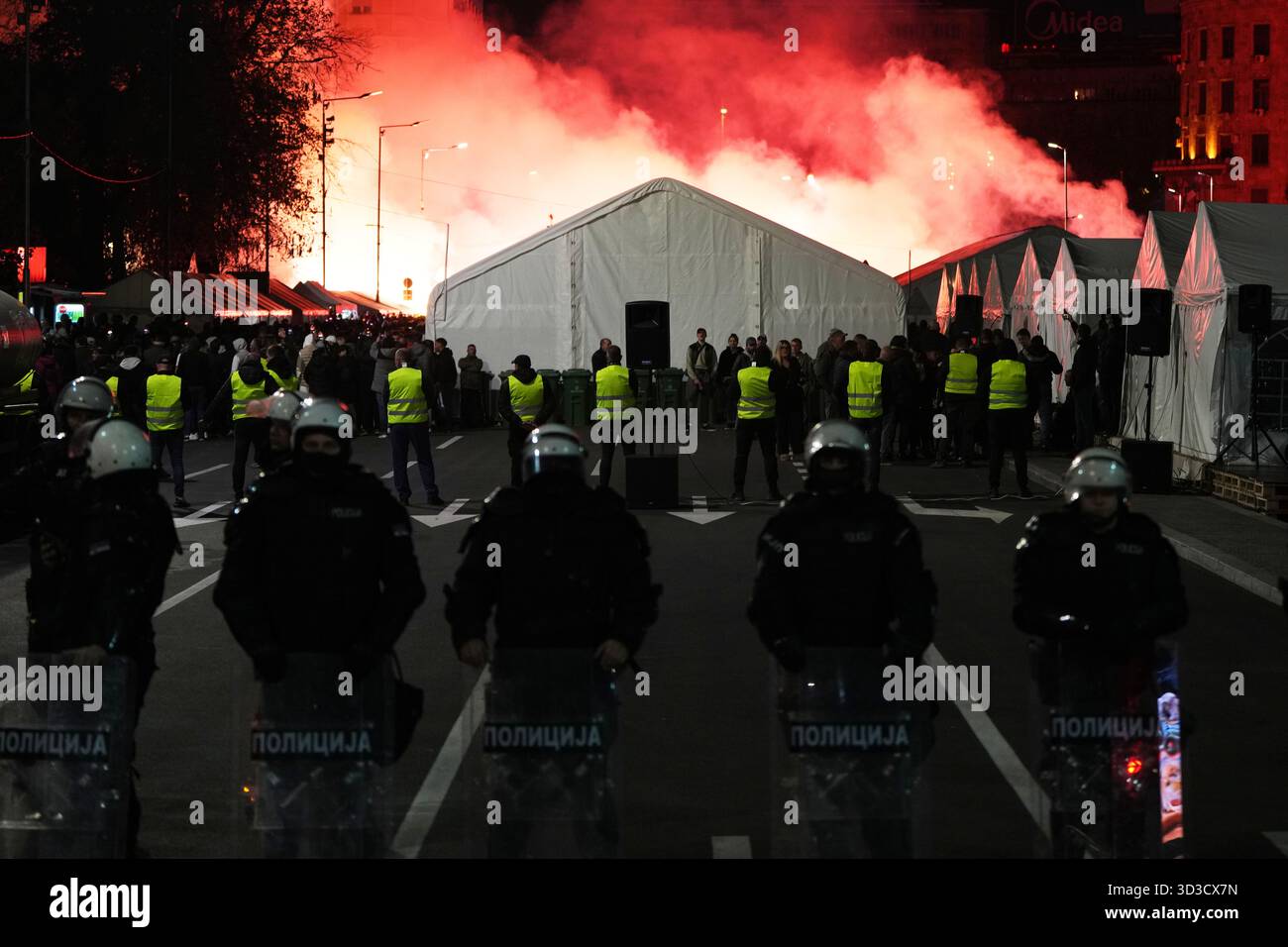 Serbian police in riot gear separate rival crowds of opponents and ...