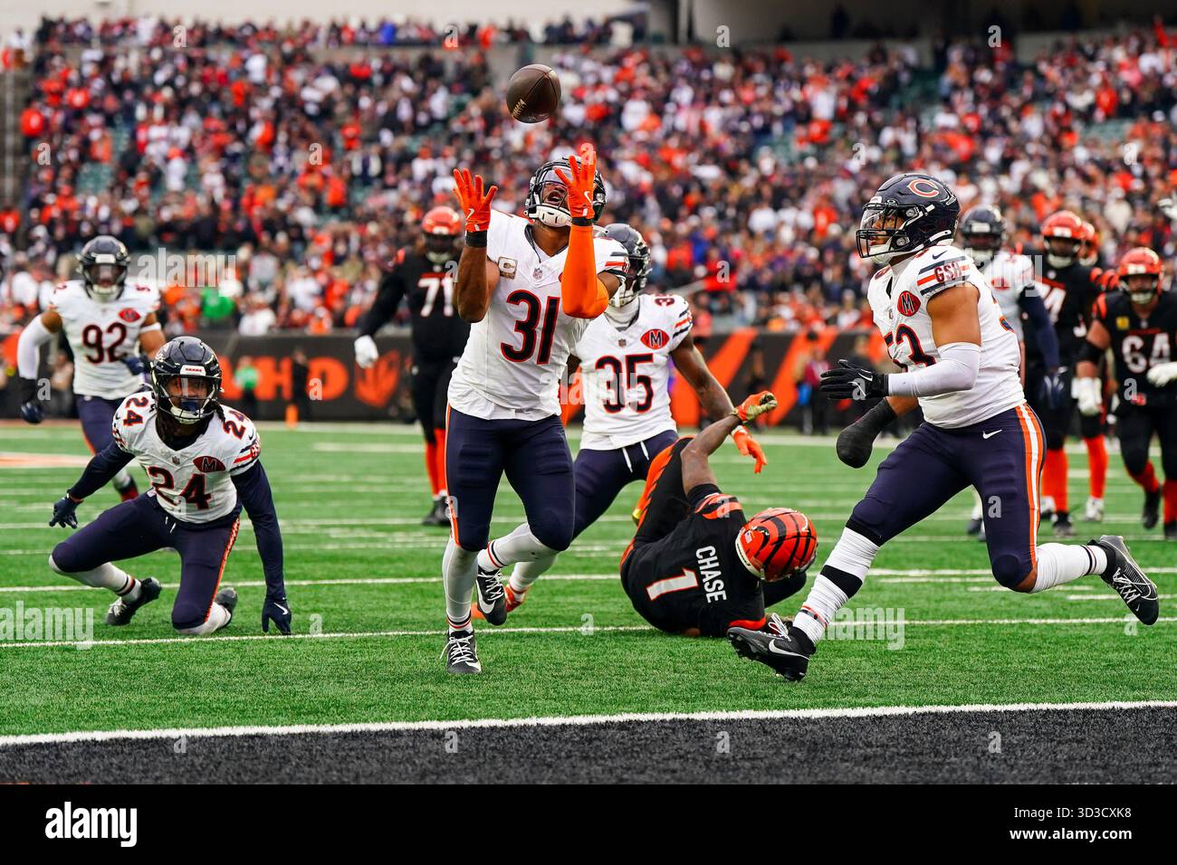 Chicago Bears free safety Kevin Byard (31) attempts to make an ...