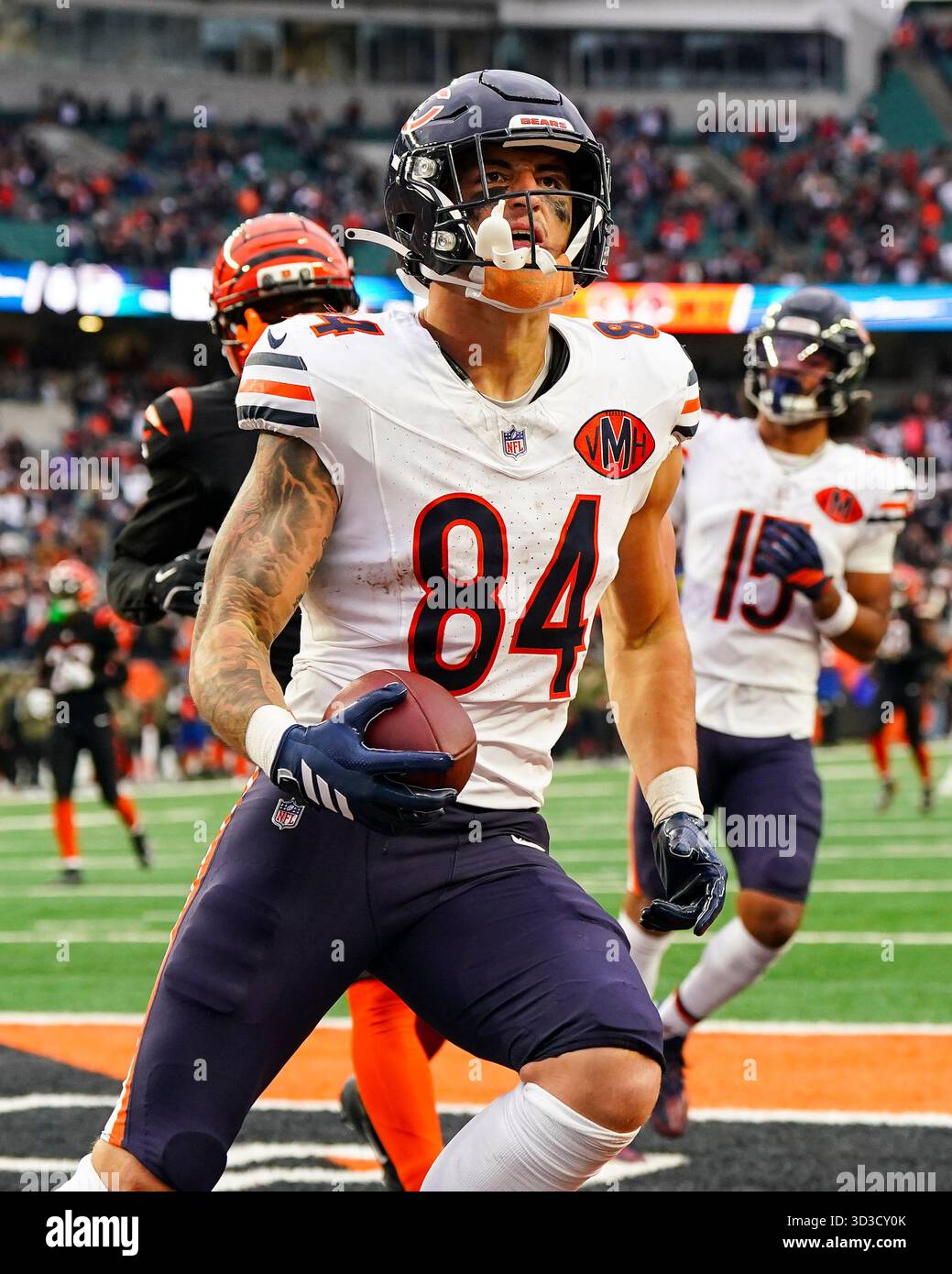 Chicago Bears tight end Colston Loveland (84) breaks a tackle for a ...