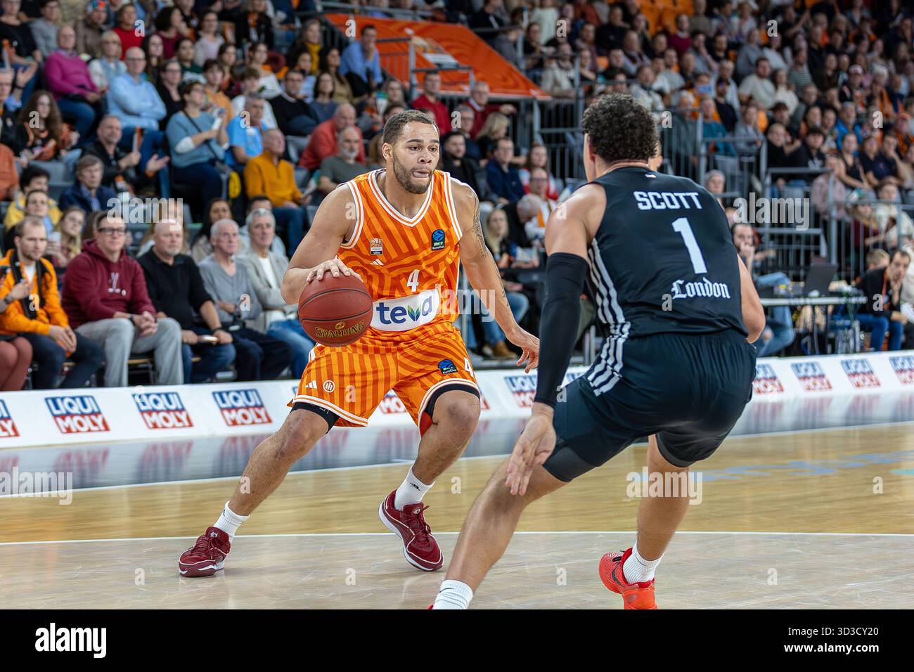 Zweikampf zwischen Christopher Ledlum (Ratiopharm Ulm, #04) Joel Scott ...