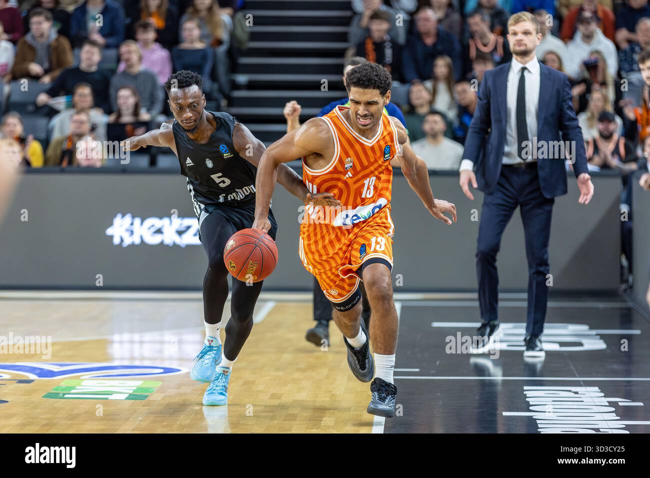 Zweikampf zwischen Mark Smith (Ratiopharm Ulm, #13) Amin Adamu (London ...