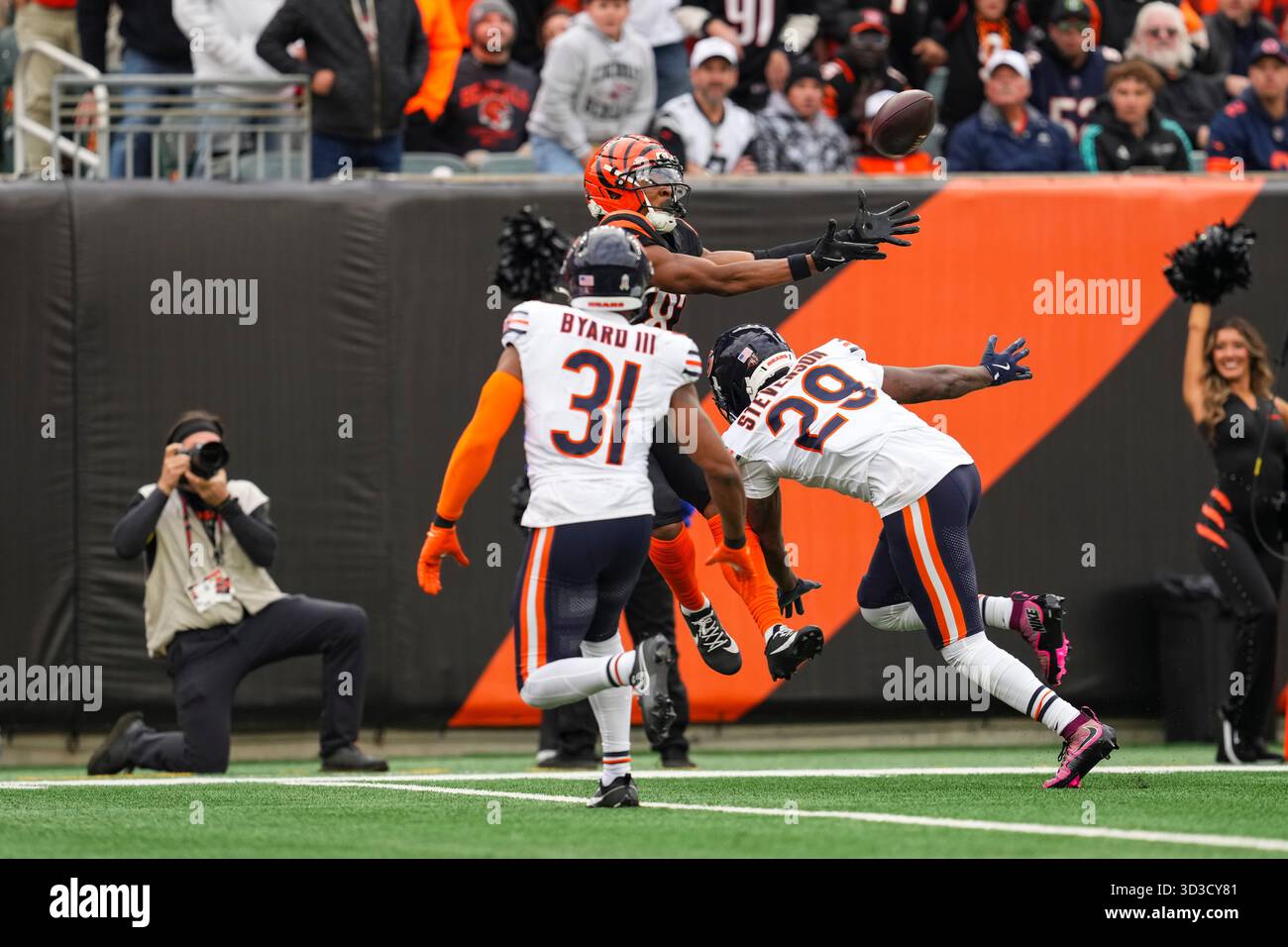 Cincinnati Bengals wide receiver Mitchell Tinsley (82) makes a catch against Chicago Bears ...