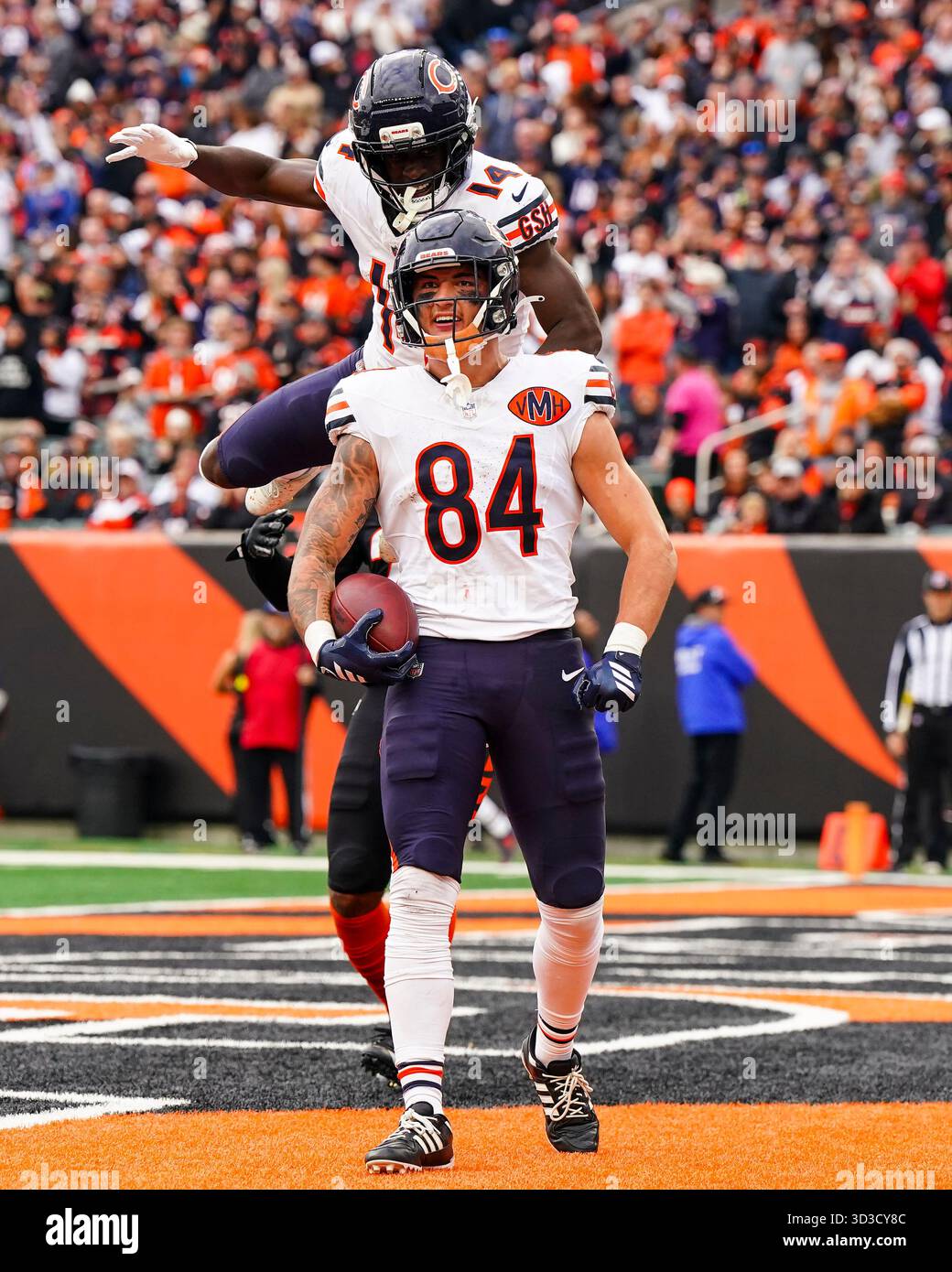 Chicago Bears tight end Colston Loveland (84) celebrates with teammate ...