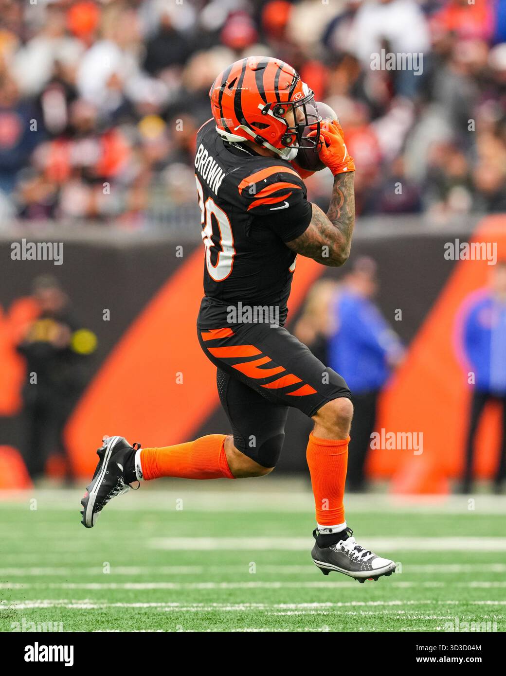Cincinnati Bengals running back Chase Brown (30) makes a catch during ...