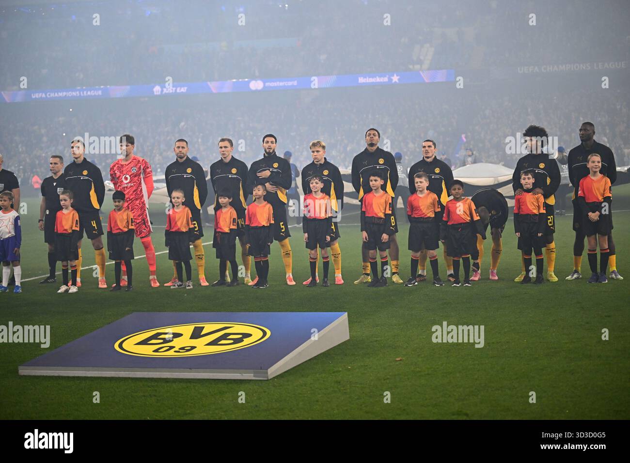 MANCHESTER, GREAT BRITAIN - NOVEMBER 05: Borussia Dortmund line up ...