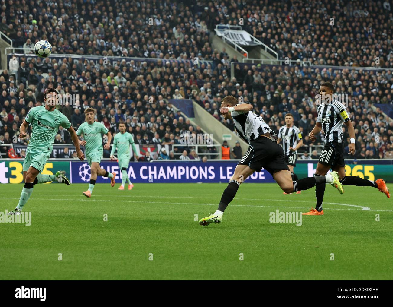 Newcastle Upon Tyne, England, 5th November 2025. Dan Burn of Newcastle ...
