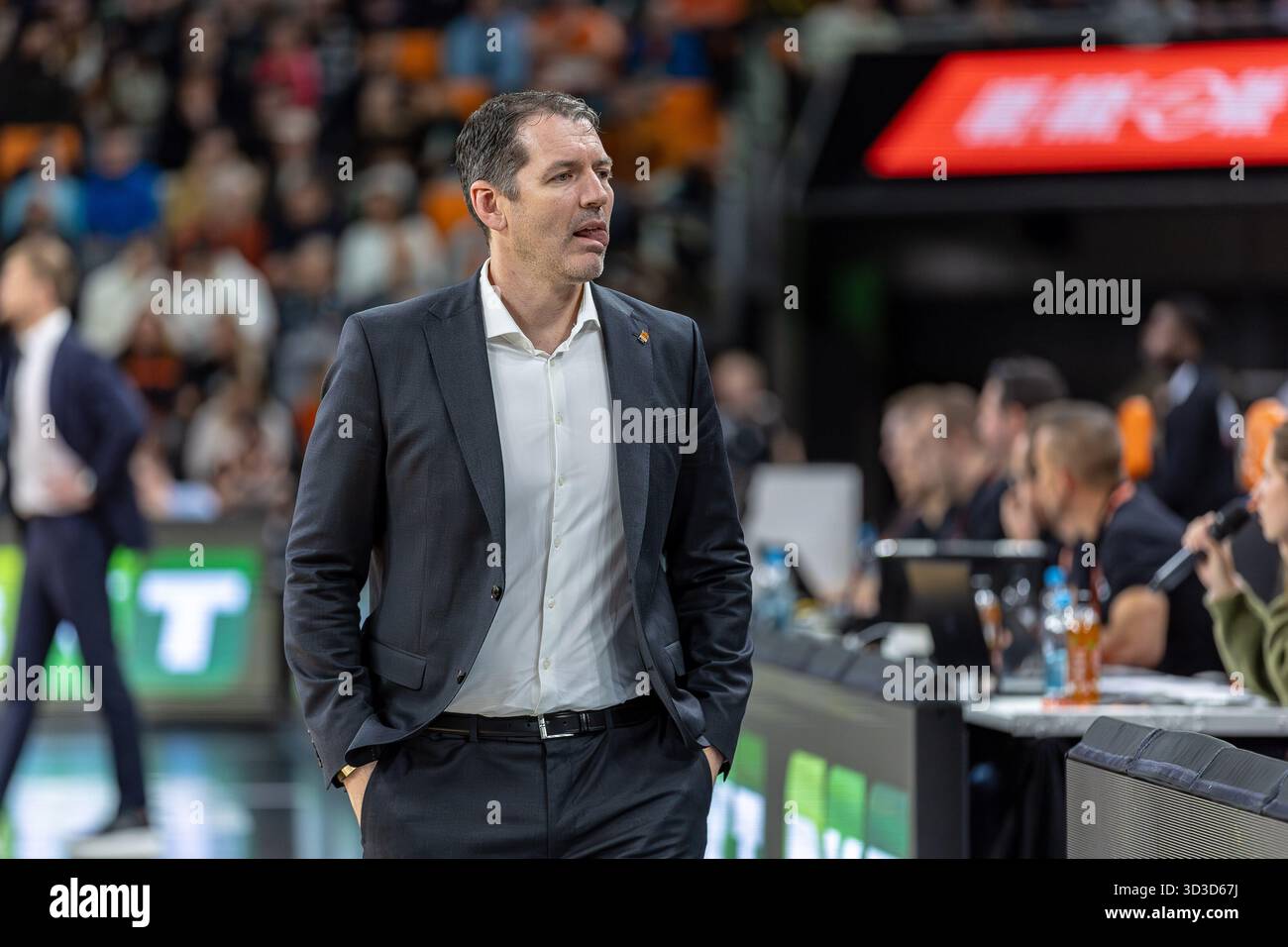 Ty Harrelson (Ratiopharm Ulm, Chef-Trainer) Portrait Haende in Tasche ...
