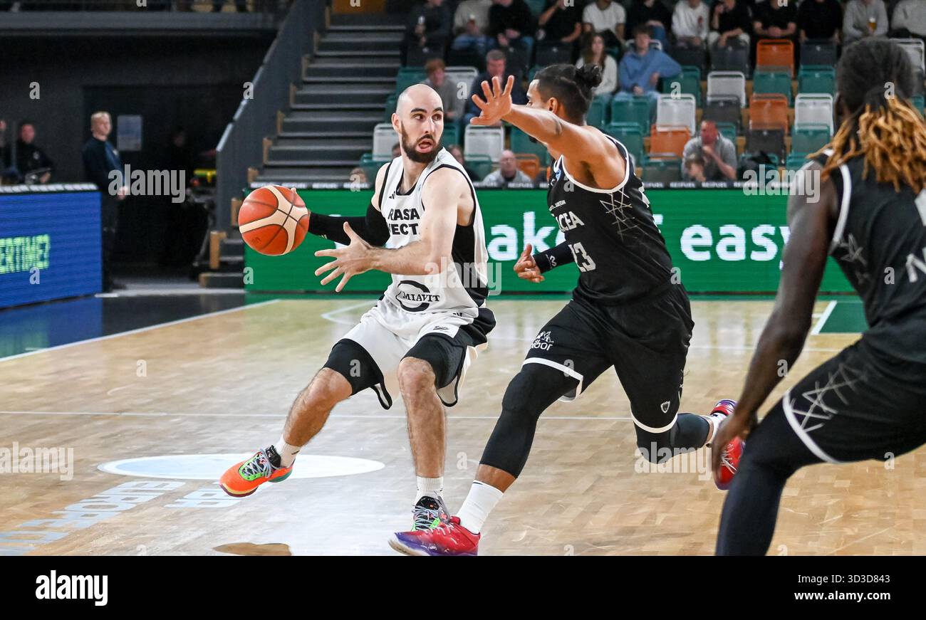 Tommy Kuhse (RASTA Vechta, #12) am Ball RASTA Vechta vs. CS Valcea 1924 ...