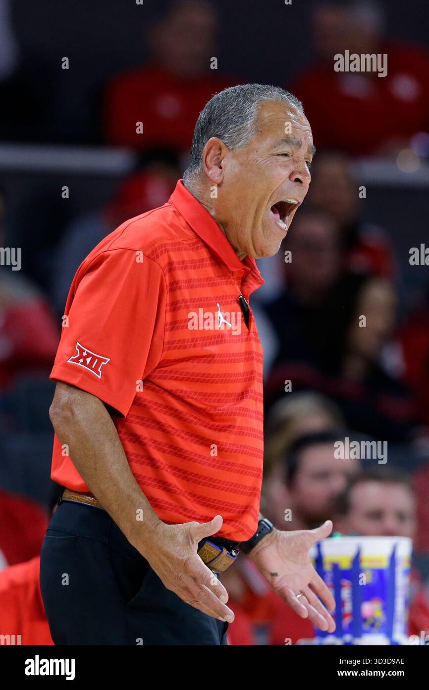 Houston head coach Kelvin Sampson yells from the bench area during the ...