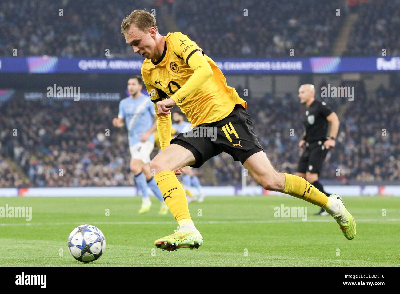 Maximilian Beier (14 Borussia Dortmund) controls the ball during the ...