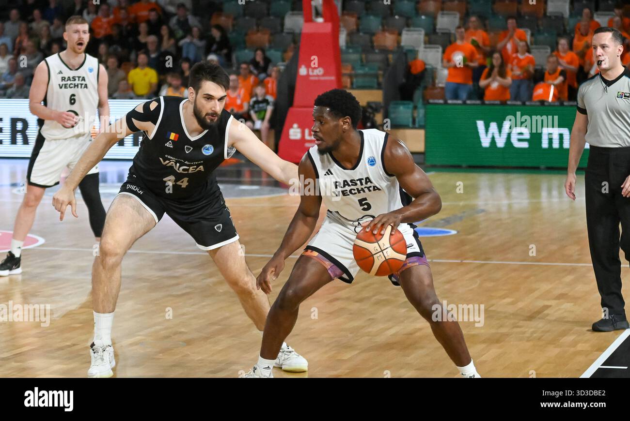 TJ Bamba (RASTA Vechta, #05) im Duell mit Rares Uta (CS Valcea, #44 ...