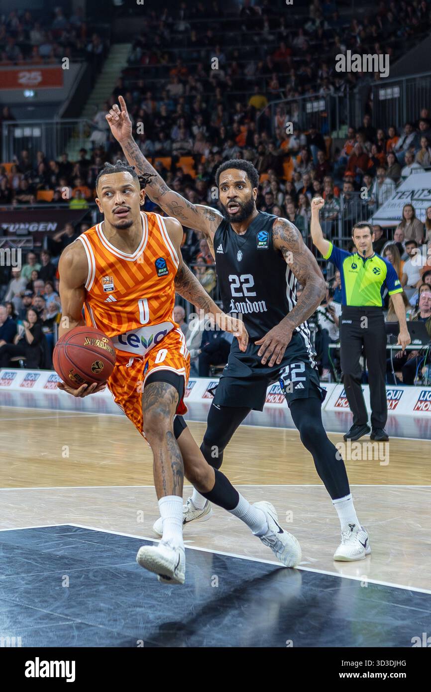 Zug zum Korb Nelson Weidemann (Ratiopharm Ulm, #00) Tarik Phillip ...