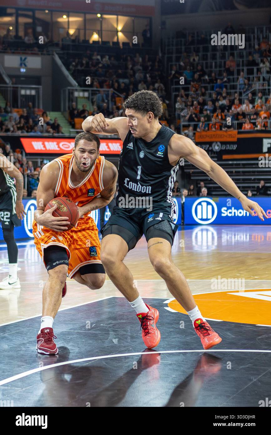 Harter Zweikampf zwischen Christopher Ledlum (Ratiopharm Ulm, #04) Joel ...