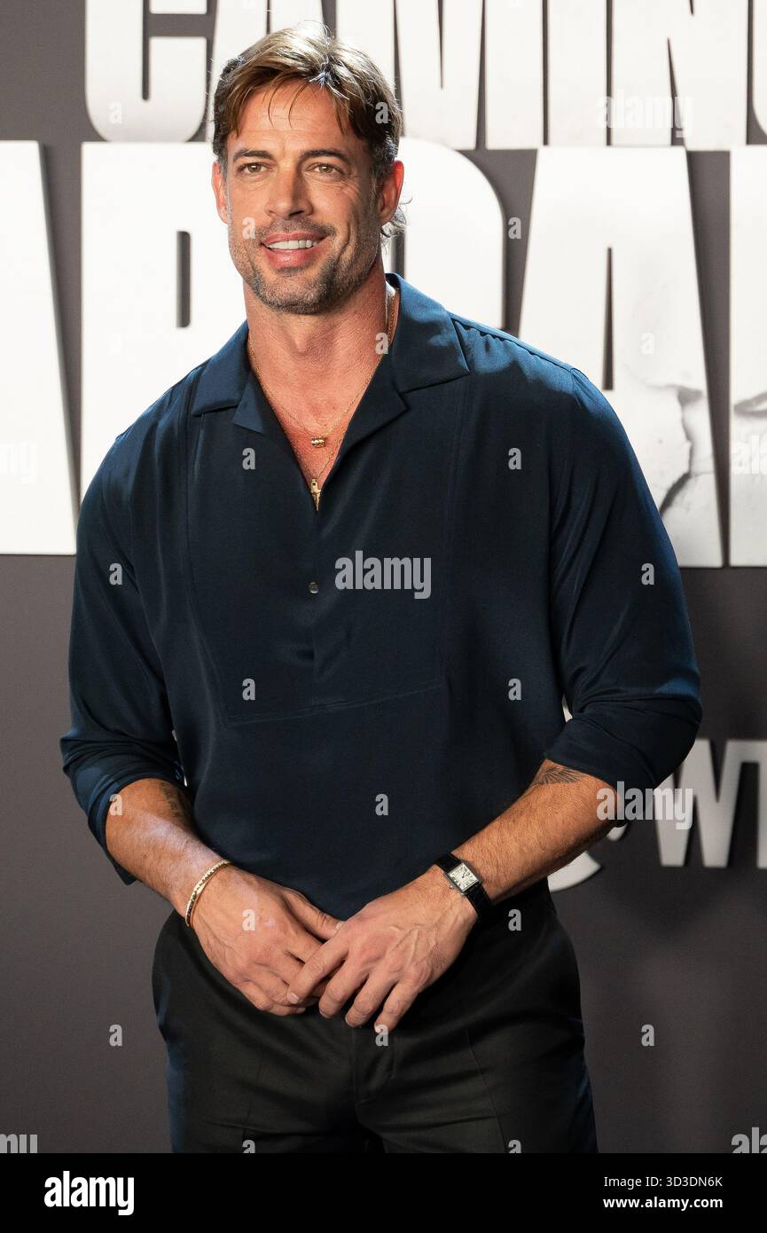 William Levy attends the "Camino a Arcadia" premiere at the Espacio ...