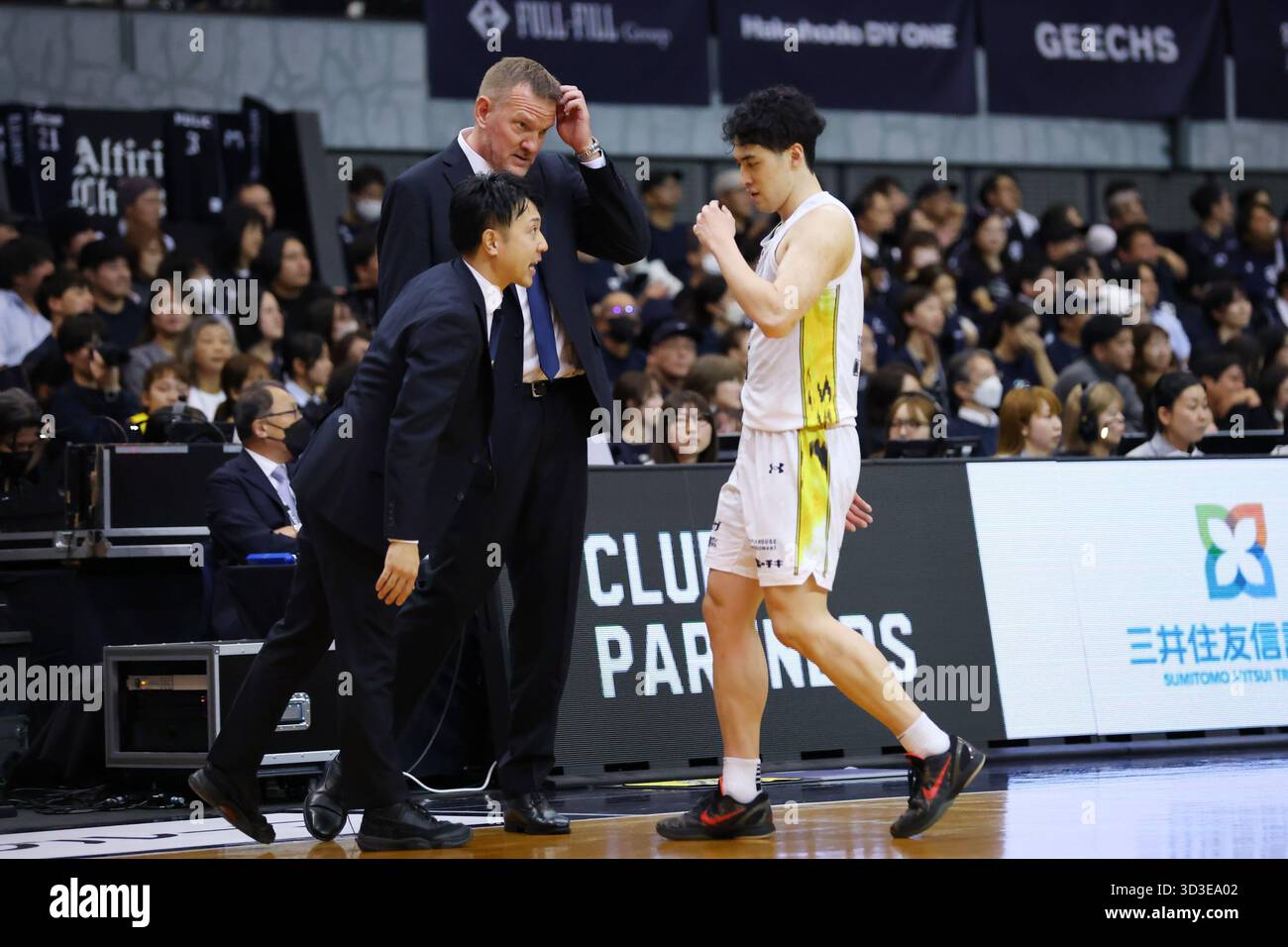 (L-R) Kyle Milling, Takuto Nakamura (Crane Thunders), NOVEMBER 5, 2025 ...