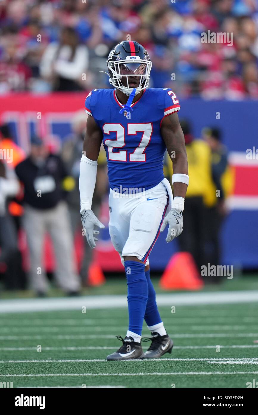 New York Giants safety Tyler Nubin (27) eyes the passer before a play ...